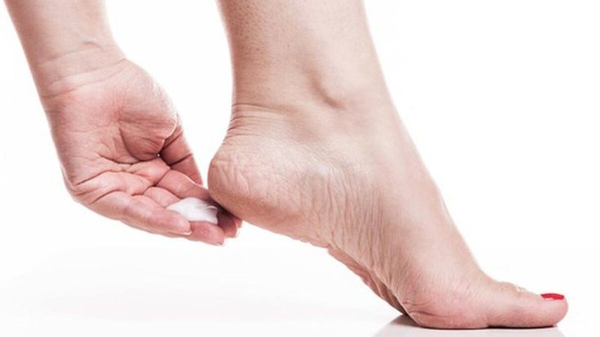 Piedi morbidi con il trucchetto della bacinella Piedi morbidi con il trucchetto della bacinella